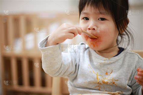 一个被食物弄脏衣服的女孩