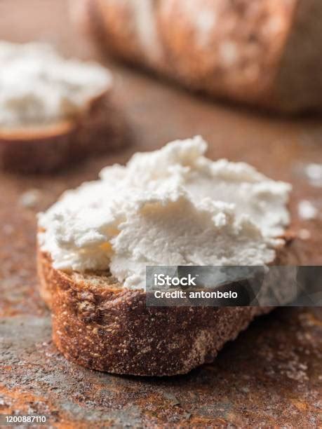 생강 그런지 배경에 흰색 소프트 커드 크림 치즈를 곁들인 통곡물 빵 브루스케타 클로즈업 건강한 식생활에 대한 스톡 사진 및 기타 이미지 건강한 식생활 곡초류 구운