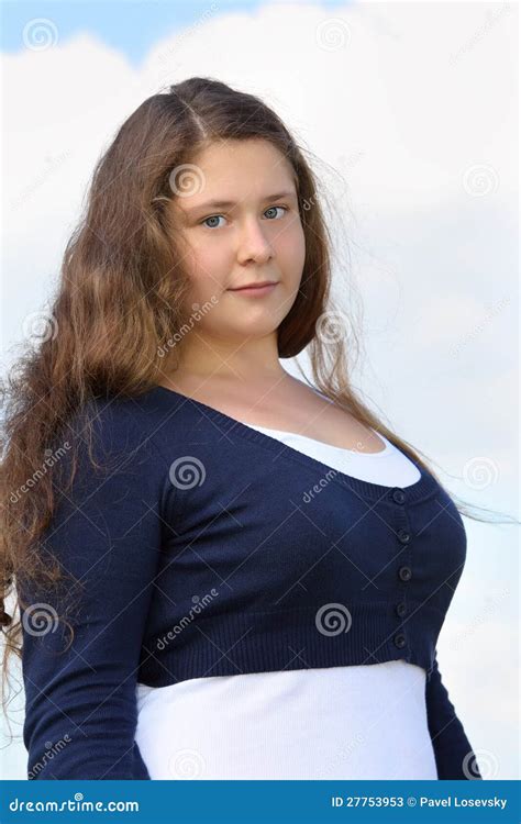 La Belle Grosse Fille Regarde Lappareil Photo Image Stock Image Du