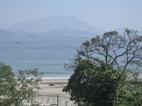 배경에 바다와 산이 있는 해변 장면 사진 Unsplash의 무료 바닷가 이미지