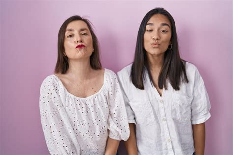 Hispanische Mutter Und Tochter Schauen Zusammen In Die Kamera Und