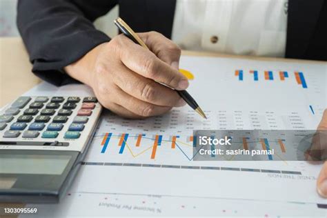 현대 사무실 재무 및 비즈니스 개념에서 차트 그래프 및 계산기로 재무 보고서 프로젝트 회계를 작업하고 분석하는 아시아 회계사 경제에 대한 스톡 사진 및 기타 이미지 Istock