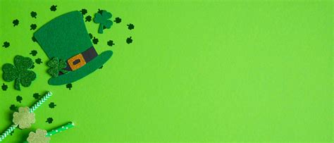 아일랜드 엘프 모자 클로버 잎 마시는 빨대가 녹색 배경에 토끼풀 잎 클로버를 장식 한 성 패트릭의 날 배너 성 패트릭데이 세일 배너 모형 헤더 디자인 0명에 대한 스톡 사진