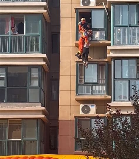 白发老人悬挂窗外试图悬空双腿被救援人员成功救回目击者希望能关注老年人的心理健康 腾讯新闻