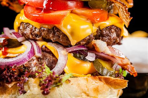 미국 요리 더블 고기 커틀릿 베이컨 토마토 오이 치즈 두개골 붉은 양파와 소스와 큰 로얄 버거 복사 공간 배경 이미지 대형에