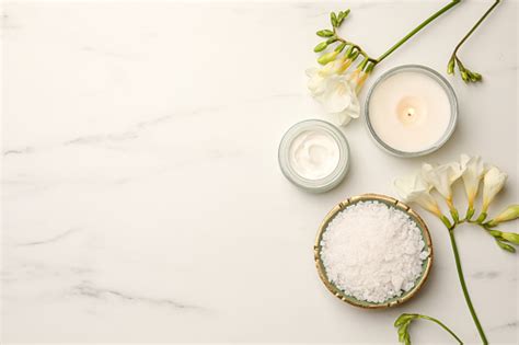 흰색 대리석 테이블에 다양한 스파 제품과 꽃이 있는 평면 배치 구성 텍스트를 위한 공간 구도에 대한 스톡 사진 및 기타 이미지 구도 꽃 식물 다양 Istock