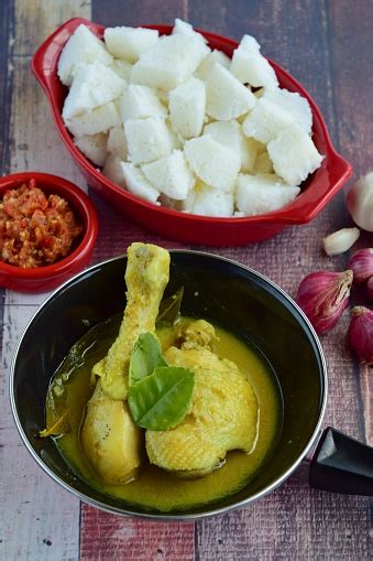 Opor Ayam 인도네시아 중부 자바에서 코코넛 밀크로 조리한 치킨 론 퉁과 삼 발과 함께 제공 됩니다 레 바란 또는 이드 알fitr 인기 요리 0명에 대한 스톡 사진 및