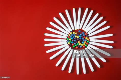 여러 가지 색상의 펠트 펜 또는 마커와 빨간색 배경에 원 안에 여러 가지 색상의 공이 많이 있습니다 창조적 인 기술과 능력의 드로잉 및 개발 공간을 복사합니다 0명에 대한