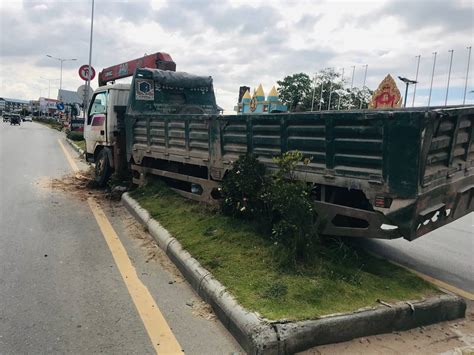 រថយន្តស្ទូចបើកគេចពីរថយន្តខាងមុខបួងចង្កូតឡេីងខឿនសួនច្បារពុះចែកទ្រូងផ្លូវបណ្តាលឱ្យរងការខូចខាត