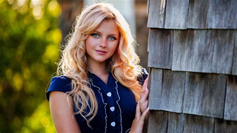 Светловолосая девушка в солнечную погоду в синем сарафане · бесплатная фотография от Skywolfx