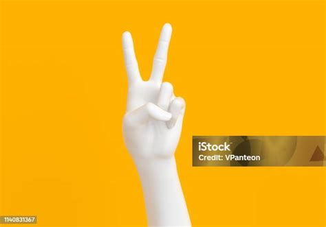 평화 손 상징 승리 표시 제스처 노란색 배경에 고립 된 두 손가락 흰색 손 3d 렌더링 손에 대한 스톡 사진 및 기타 이미지 Istock
