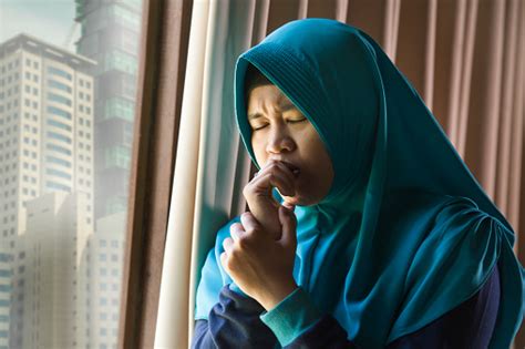 집 창 느낌 몸이 고통 우울증 위기와 불안 문제 울고 무력에서 이슬람 전통 Hijab 머리 스카프에 젊은 슬 프 고 우울 회교도 여자의 라이프 스타일 초상화 가리기에 대한