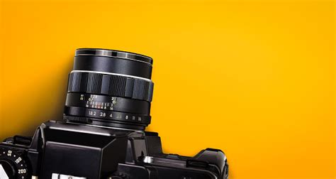 노란색 또는 주황색 배경에 분리된 검은색 빈티지 필름 카메라의 평면도에는 클리핑 경로가 포함되어 있습니다 0명에 대한 스톡 사진 및 기타 이미지 Istock