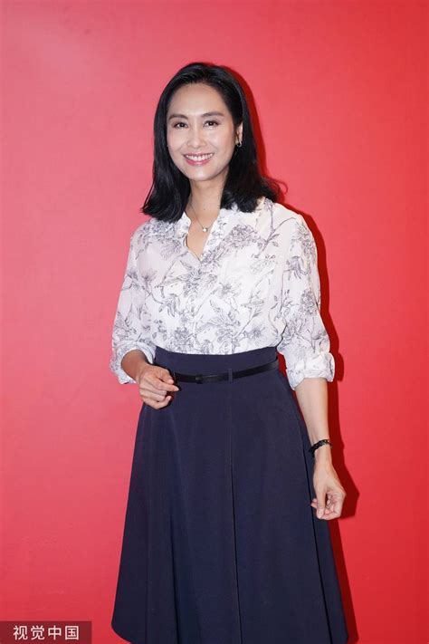 朱茵衬衫长裙造型出席拜神仪式 不老女神再演港剧 搜狐大视野 搜狐新闻