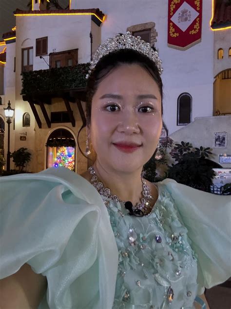 롯데월드에서 공주로 변신해서 퍼레이드에 참가했는데 이건 진짜 해볼만한 경험이야 사람들이 날 보고 손흔들고 좋아하니까 너무 기분이