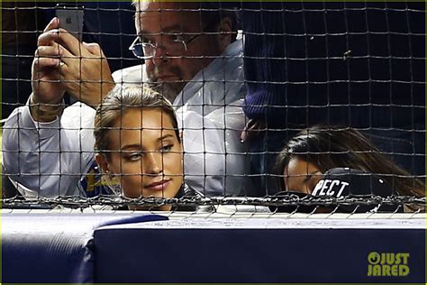 Photo Derek Jeters Girlfriend Hannah Davis Supports Him At Final Yankees 03 Photo 3205085