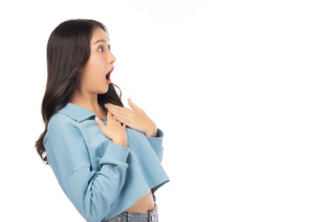 아름다운 아시아 소녀는 복사 공간을 볼 때 놀라게된다 흥미 진진한 복사 공간을 찾고 행복한 아름다운 아시아 여자를 놀라게했다 제품 광고에 사용하십시오 흰색 배경에 격리