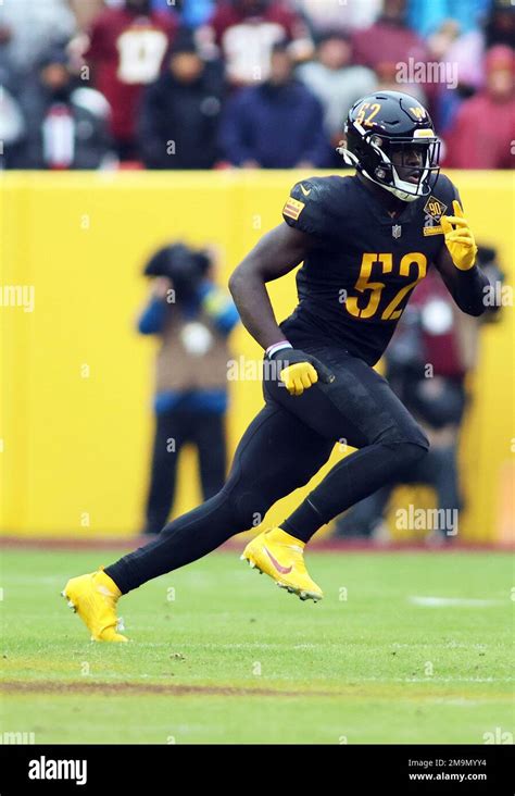Washington Commanders Linebacker Jamin Davis 52 Runs During An Nfl Football Game Against The