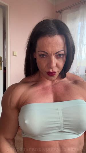 Muscleprincessivana Do You Like Them More Flexing 🫦
