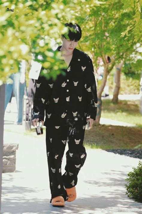 《嗨放派》录制路透 范丞丞撞衫白鹿周深狗头睡衣 搜狐大视野 搜狐新闻