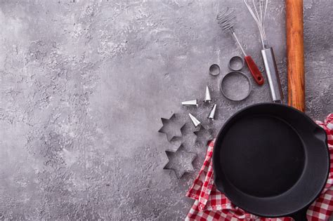 요리 또는 베이킹 주방 용품 회전 핀 프라이팬 빈 공간을 가진 회색 나무 배경에 쿠키 컷아웃 음식 배경 갈색에 대한 스톡 사진 및 기타 이미지 Istock