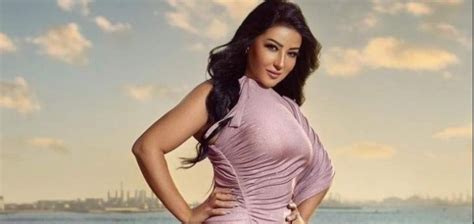 سمية الخشاب تحدث ضجة برقصها على أنغام بسكوتاية مقرمشة في شوارع دبي