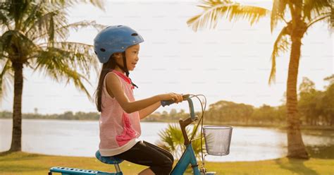 아침에 공원에서 자전거를 타는 아시아 소녀들 사진 Unsplash의 승차 이미지