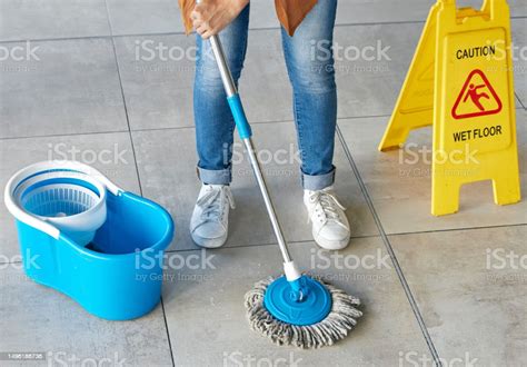 바닥 걸레질 청소 표지판 및 걸레 양동이에 물과 안전 및 위생 작업을 하는 여성 웰빙 여성 노동자 하녀 소독 용기 타일 바닥 청소부와 청소부 대걸레에 대한 스톡 사진 및