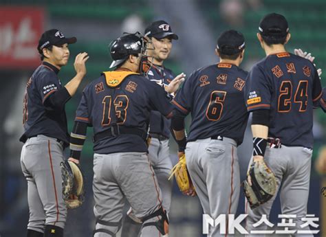 한화 이글스 4연패 탈출에 신나는 하이파이브 [mk포토]