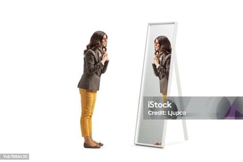 거울 앞에서 준비하고 스카프를 두르는 젊은 여성의 전체 길이 프로필 사진 거울에 대한 스톡 사진 및 기타 이미지 거울 보기 정적 활동 흰색 배경 Istock