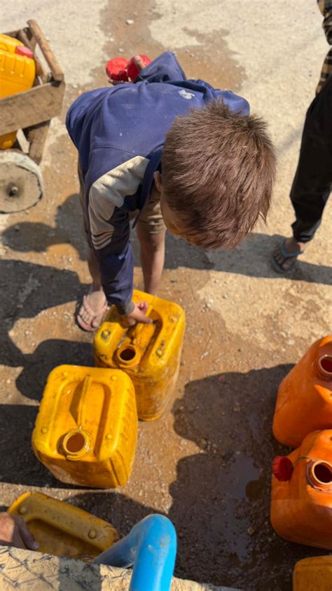 Khar Ra ရေတန်းစီနေကြတဲ့ ပုံးတွေ။ Facebook