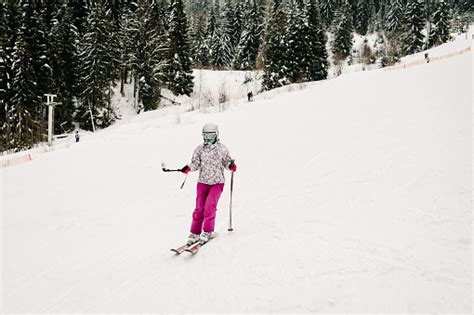 스키 눈 덮인 산에서 좋은 스키 카르파티아의 눈 위에서 스키를 타는 스키 마스크를 쓴 여성 숲과 스키 슬로프의 배경에 겨울 자연입니다 좋은 겨울 날 가루눈에 대한 스톡 사진
