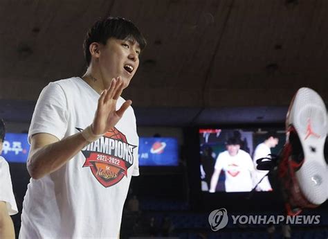 최준용 농구화 선물입니다