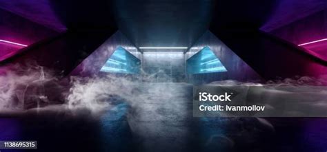 연기 미래 공상 과학 Fi 네온 형광 역동적 인 가상 현실 보라색 레드 블루 빛나는 그런 지 콘크리트 어두운 빈 터널 지하철 차고 우주선 반사 3d 렌더링 0명에 대한 스톡