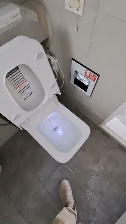 포세린타일에 위생도기설치 현장은 삼성동 롯데캐슬입니다 도기시공 욕실리모델링 도기설치기사 아쿠아플랫양변기 아메리칸스탠다드 양가이버출장공사 해바라기샤워수전설치 비데일체형양변기