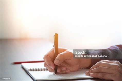 노트북 종이 나 편지에 필기 펜 메모를 사용하여 남자 손 테이블 데스크 사무실에 일기 학생 복사 공간이있는 작가를위한 직장 비즈니스 작업 및 학습 교육 개념 계약서에 대한