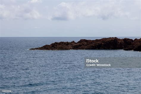 프랑스 리비에라의 코트다쥐르의 가파른 해안 바위 위에서 지중해가 내려다보입니다 0명에 대한 스톡 사진 및 기타 이미지 Istock