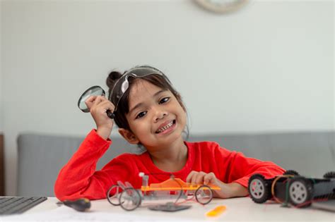 아시아 학생들은 집에서 Stem Steam 수학 공학 과학 기술 컴퓨터 코드 아이들을위한 로봇 공학 개념의 로봇 자동차 및 전자 보드 케이블 코딩을 배웁니다 4 5세에 대한