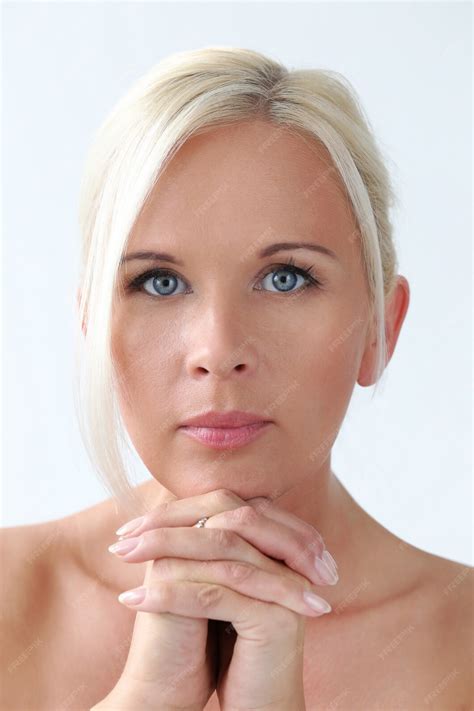 Linda Chica Rubia Con Ojos Azules Foto Gratis