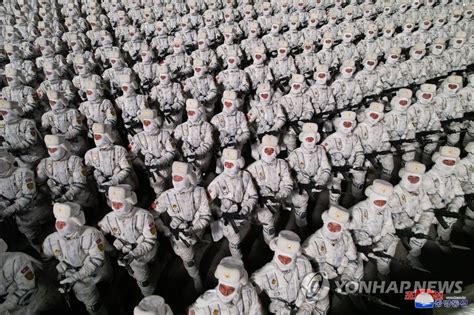 북한 건군절 75주년 야간열병식 개최 연합뉴스