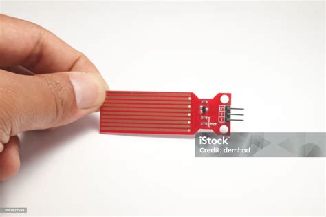 Sensor Air Atau Sensor Hujan Merah Dipegang Di Tangan Yang Digunakan Sebagai Bahan Diy Bagi