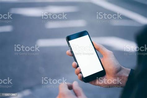 빈 화면으로 스마트폰을 들고 있는 남성 손의 근접 촬영 이미지 문자 메시지 또는 컨텐츠에 대 한 모의 광고 준비 핸드폰으로 남자의 손 빈 디스플레이 나이트 스트리트
