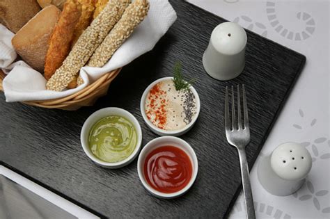 식당 테이블에 막대기와 함께 제공되는 그릇에 담긴 다양한 소스와 딥 0명에 대한 스톡 사진 및 기타 이미지 0명 간장 개체 그룹 Istock