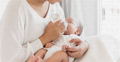 하얀 침대에서 아시아 신생아에게 우유를 먹이는 어머니 사진 Unsplash의 신생아 이미지