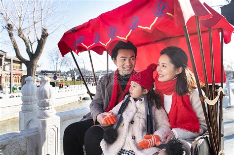 一家三口坐人力黄包车旅游高清图片下载 正版图片507640310 摄图网