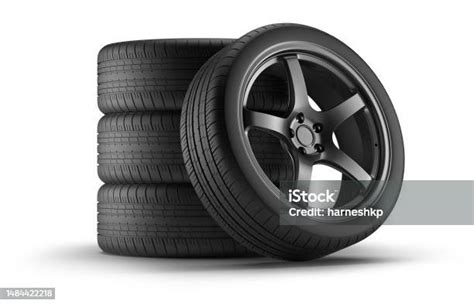 자동차 타이어와 바퀴 세트는 흰색 배경에 분리되어 있다 3d 렌더링 타이어에 대한 스톡 사진 및 기타 이미지 타이어 더미 산더미 Istock