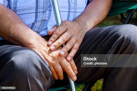 오래 된 사람들이 백인 고위 중간 나이 든된 남자의 손에 근접 촬영 가정 생활에 대한 스톡 사진 및 기타 이미지 가정 생활 건강 진단 건강관리와 의술 Istock