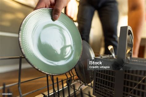 현대 부엌 환경에서 녹색 접시로 식기 세척기를 적재하는 남자 식기세척기에 대한 스톡 사진 및 기타 이미지 식기세척기 클로즈업 18 19세 Istock