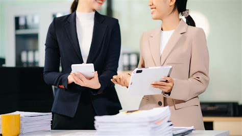 비즈니스 초상화 두 여자 아시아 미소 쾌활한 이야기 및 태블릿 컴퓨터 및 손을 들고 합의 준비 새로운 프로젝트 작업 행복 25 29세에 대한 스톡 사진 및 기타 이미지