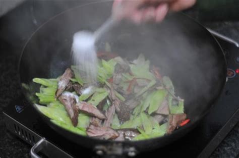 QQ美食3分鐘教會你萵筍片炒滷牛肉的美味做法 每日頭條
